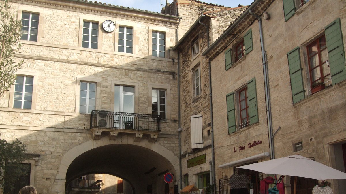 VIVEMENT DIMANCHE Barjac, la tête en "l'art", un cœur de pierre et les ...